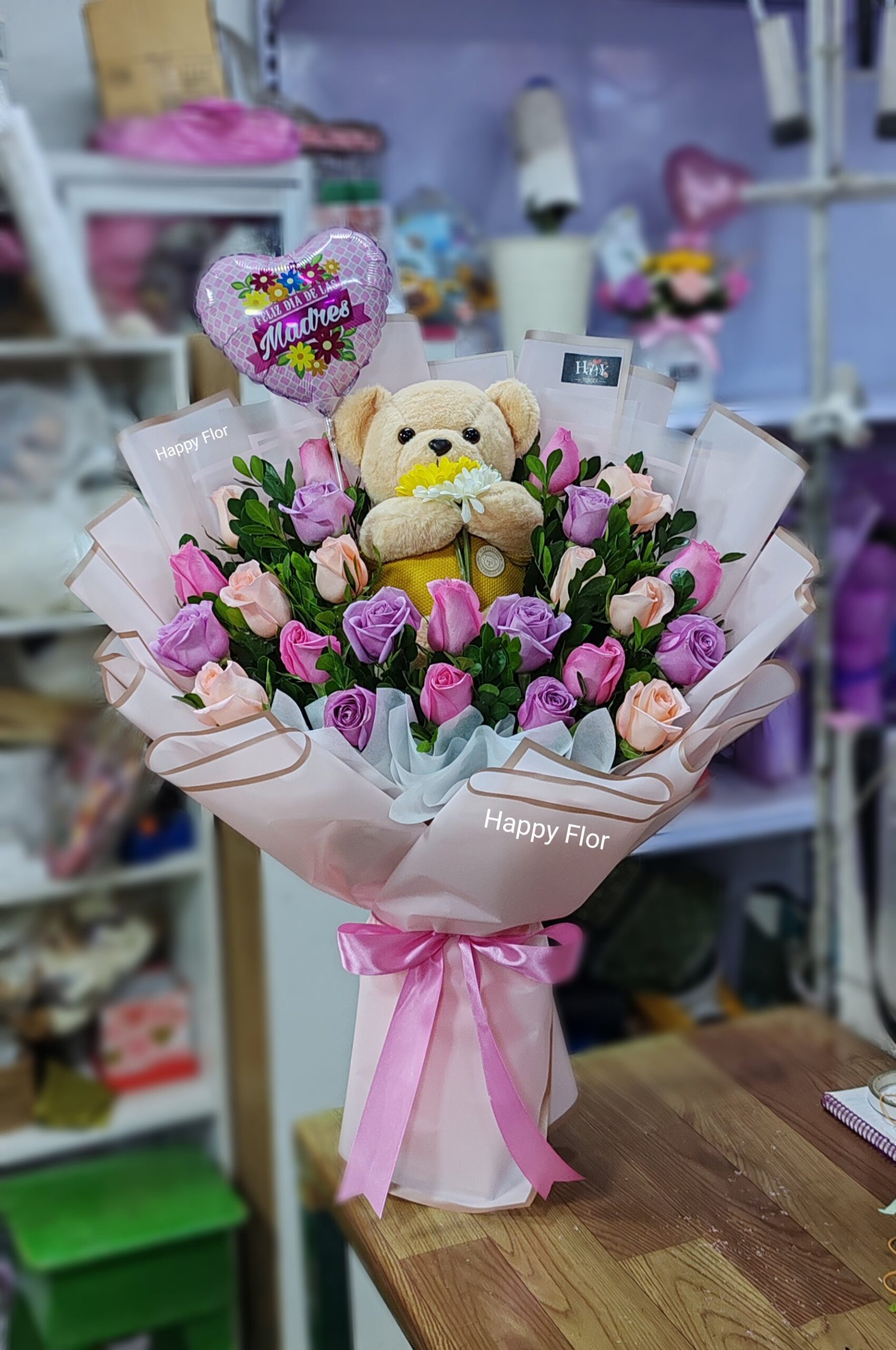 Ramo de 24 rosas con Osito 🩷 - Happyflor