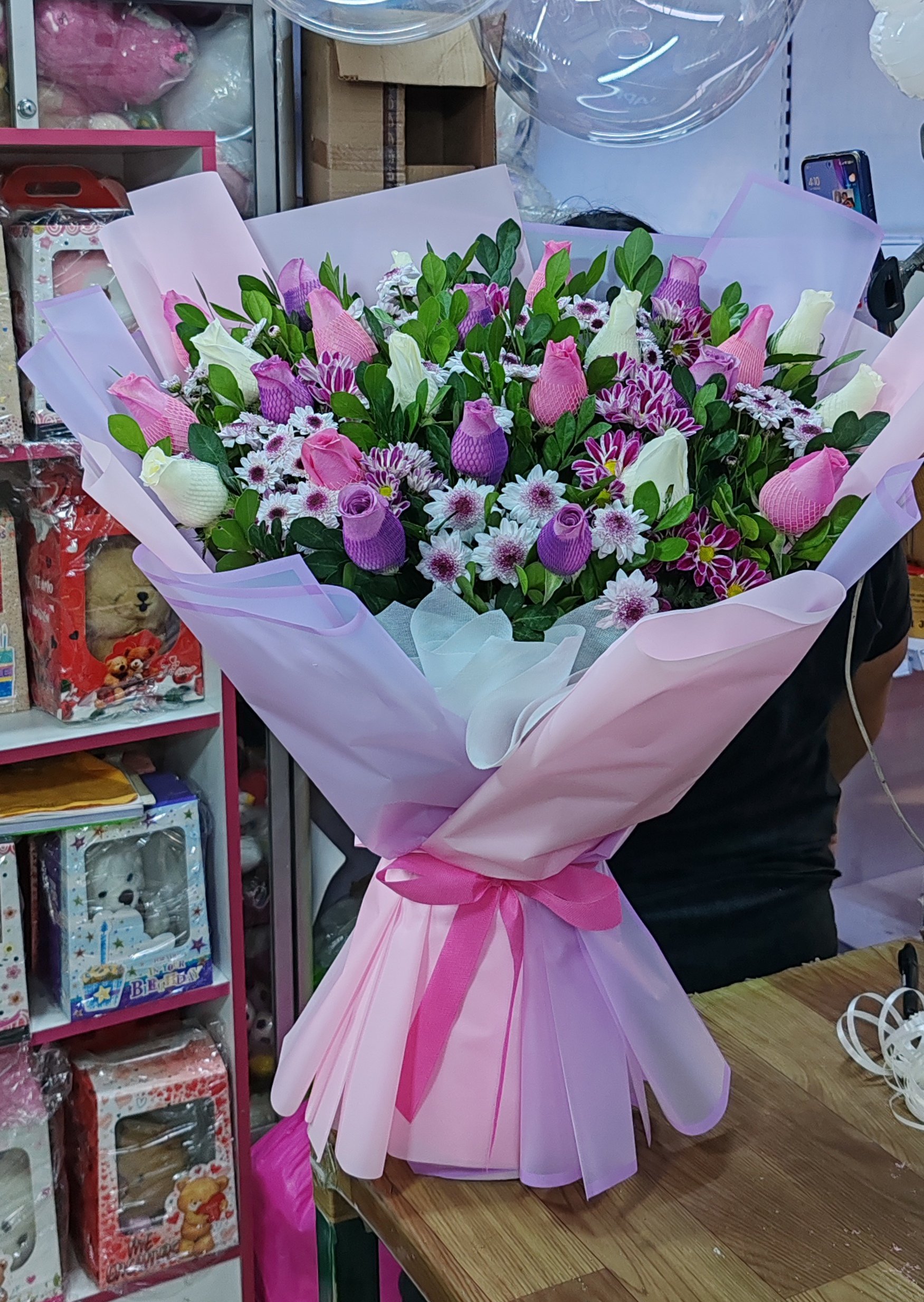 Ramo con 24 rosas con base - Happyflor