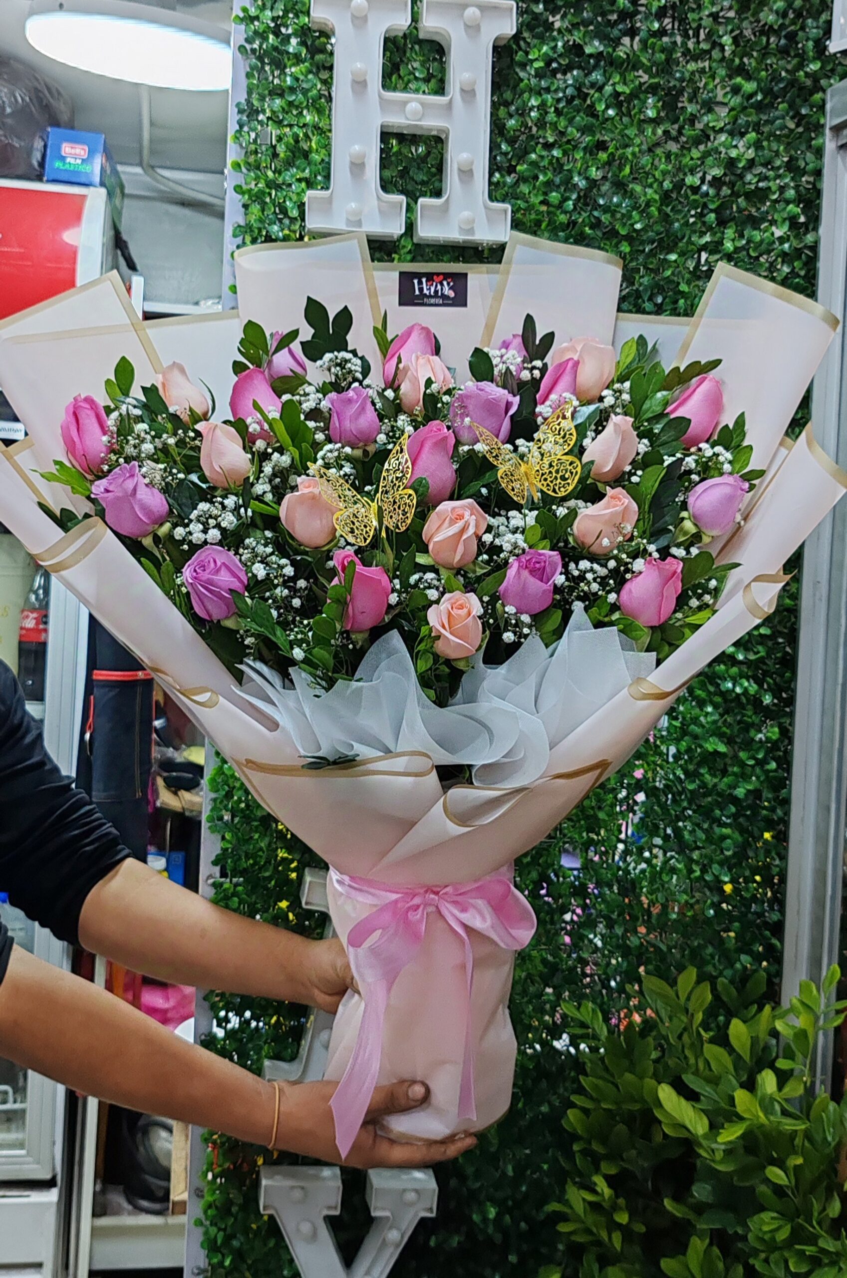 Ramo de 24 rosas con base - Happyflor