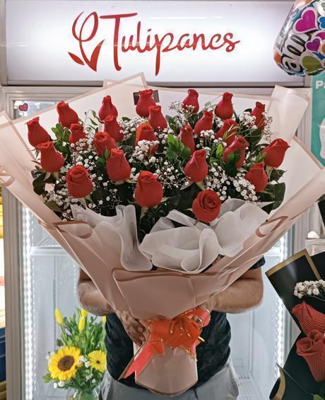 Ramo de 24 rosas con Gipsofila - Happyflor