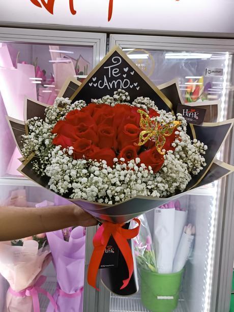 Ramo buchón de 24 rosas - Happyflor